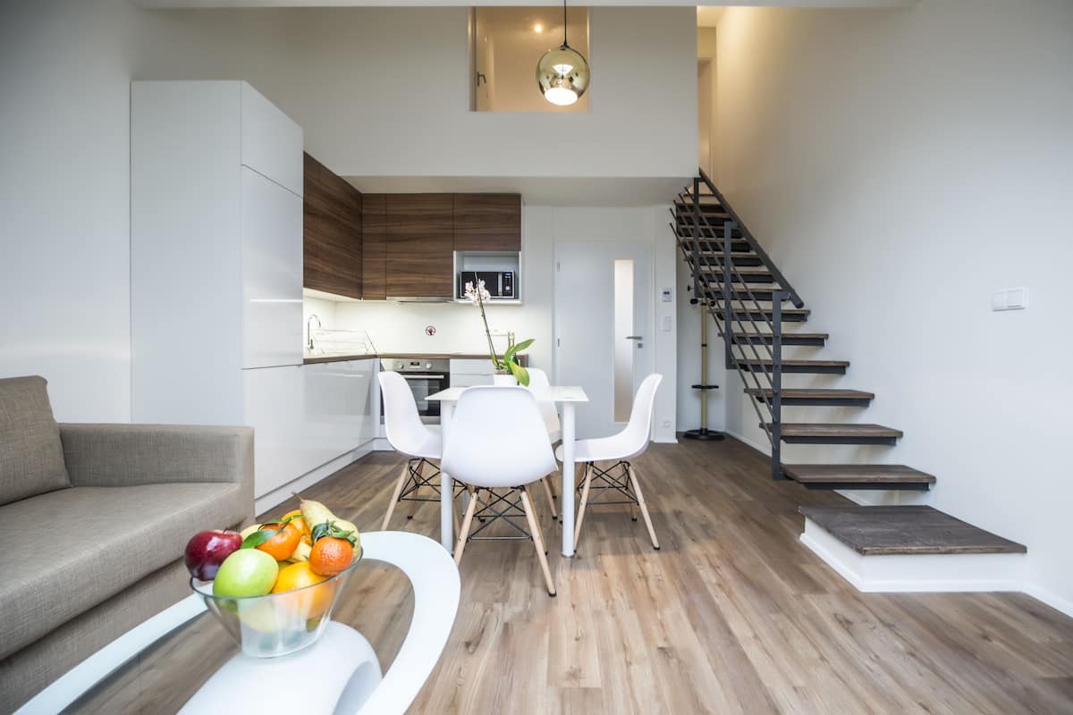 Duplex luxo, 2 quartos, 2 banheiros, vista para a cidade | Cozinha privada | Geladeira, micro-ondas, cooktop, lava-louças