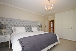 Suíte luxo, 1 quarto, vista para a piscina | 1 quarto, roupas de cama de algodão egípcio, roupas de cama premium