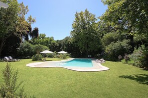 Piscina externa, guarda-sóis, espreguiçadeiras