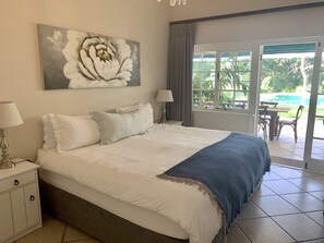 Suíte luxo, 1 quarto, vista para a piscina | 1 quarto, roupas de cama de algodão egípcio, roupas de cama premium