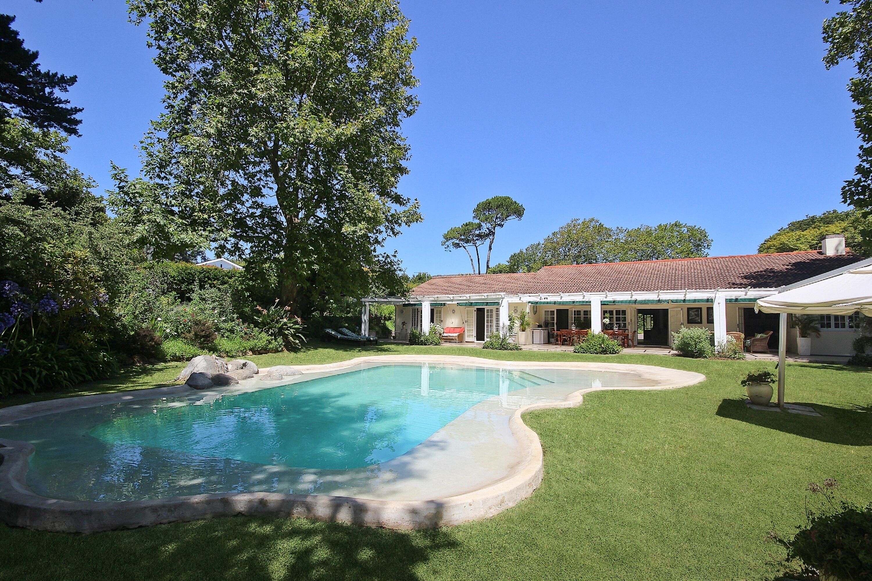 Piscina exterior, guarda-sóis, espreguiçadeiras 