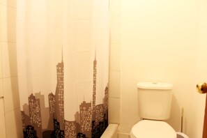 Quarto Familiar, casa de banho privativa | Casa de banho | Um polibã, um chuveiro fixo, toalhas fornecidas