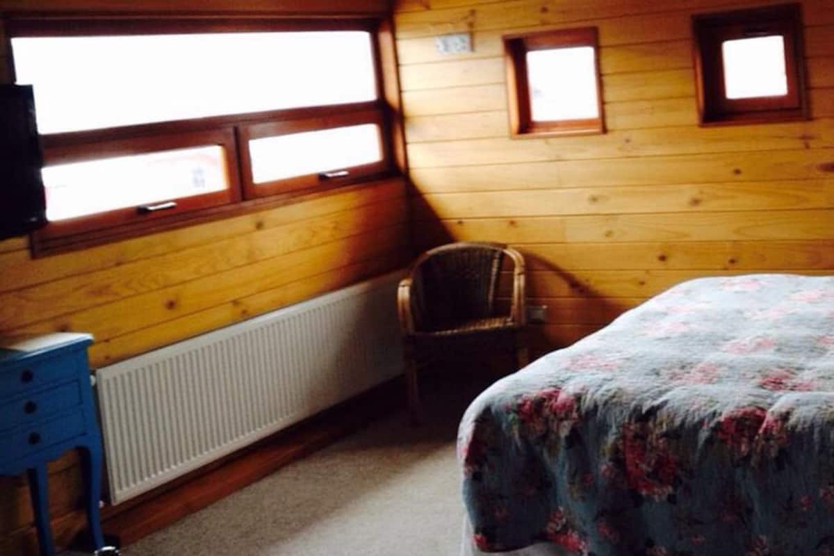 Quarto Duplo ou Twin Standard, 1 cama de casal ou 2 camas individuais, casa de banho partilhada | Cofre no quarto, Wi-fi grátis
