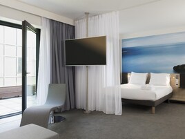 Suíte superior, 1 cama Queen e sofá-cama | Frigobar, cofres nos quartos, cortinas blackout, quartos à prova de som