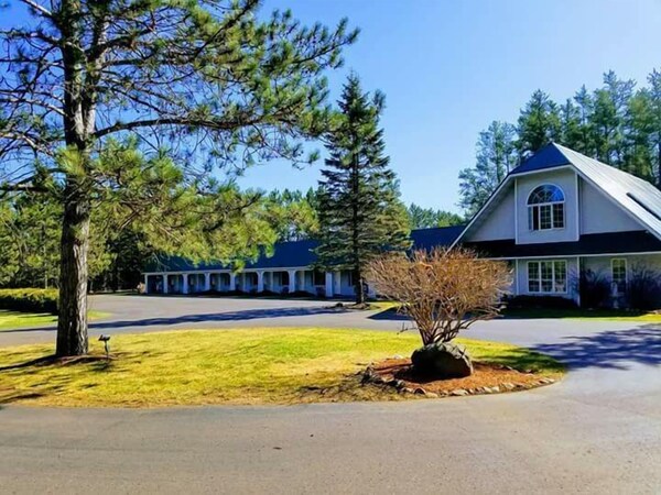 Northwoods Motel - Hayward, WI