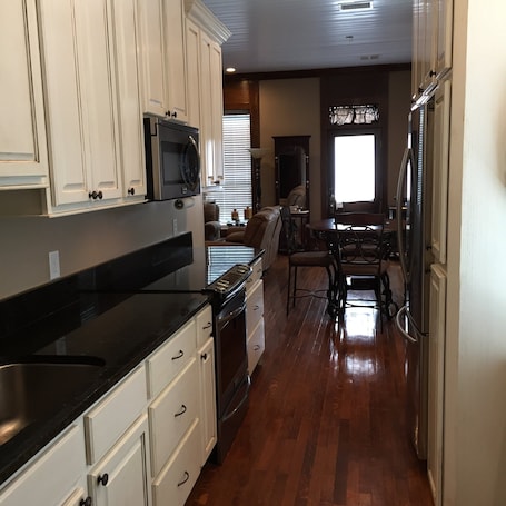 Apartamento Executivo, 1 quarto | Roupa de alta qualidade, ferro/tábua de engomar, Wi-fi grátis . Historic Kahn Hotel