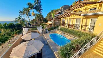 Piscina externa sazonal, guarda-sóis, espreguiçadeiras