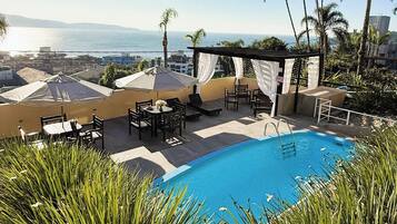 Piscina externa sazonal, guarda-sóis, espreguiçadeiras