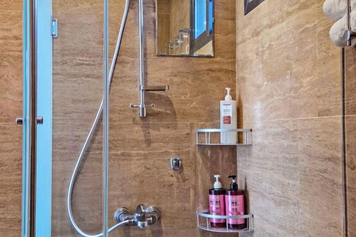 Casa de banho | Um polibã, um chuveiro fixo, um secador de cabelo, chinelos 
