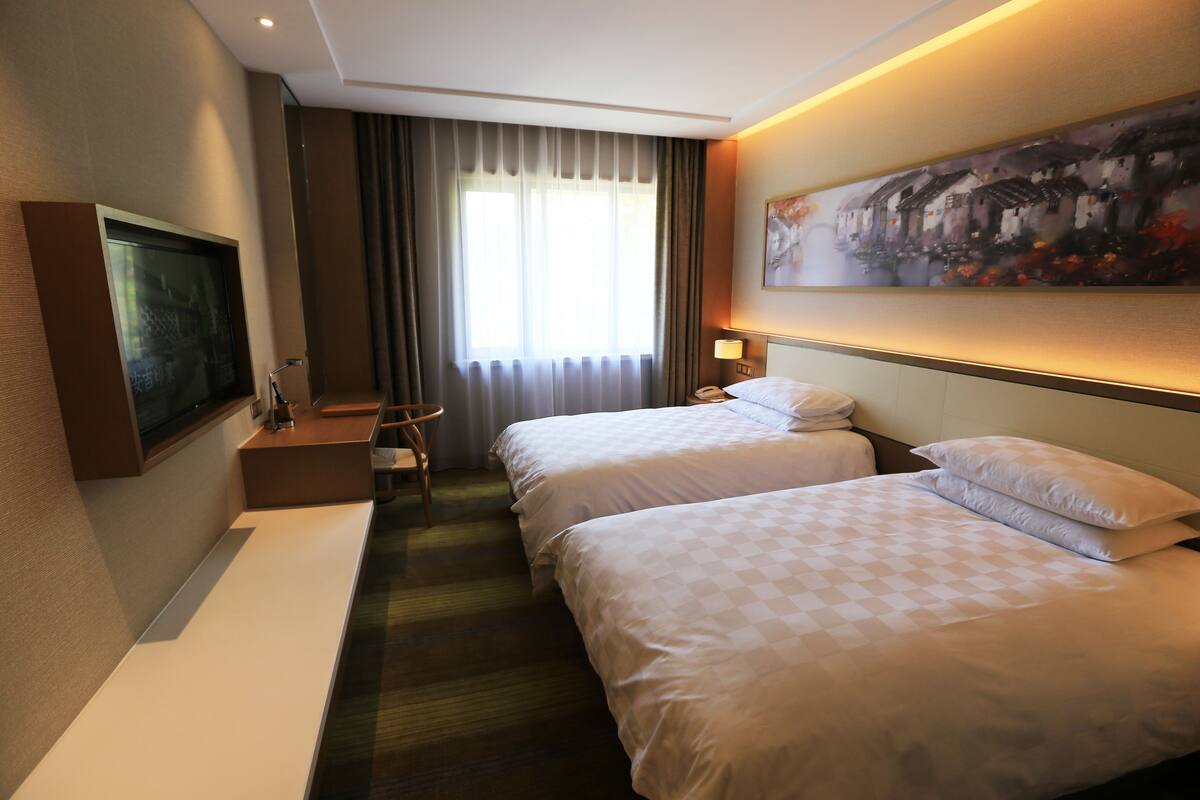 Quarto Empresarial | Minibar, cofre no quarto, secretária, cortinas/cortinados opacos 