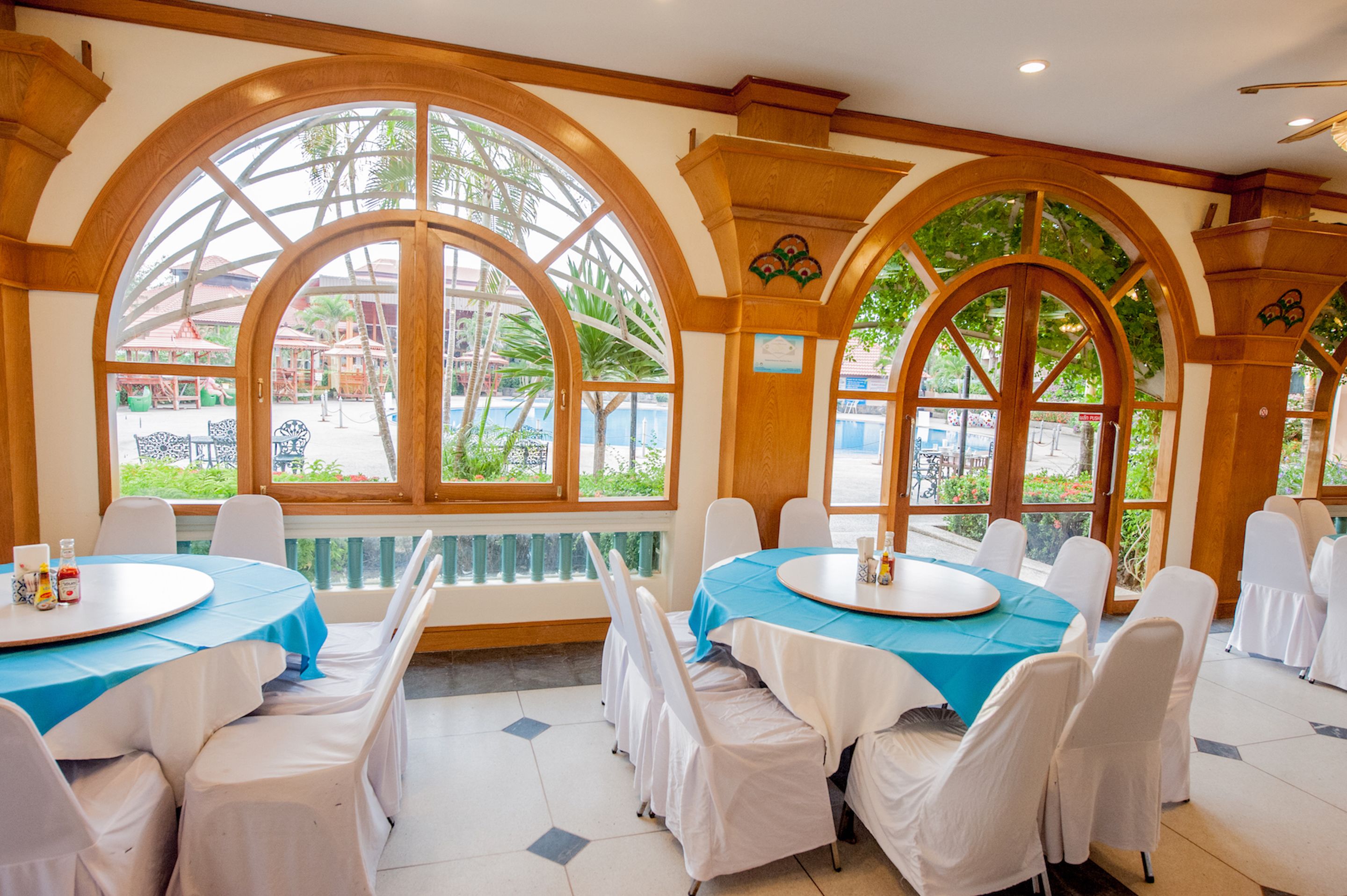 Café da manhã, almoço e jantar; culinária internacional 