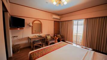 Quarto casal standard | Cofres nos quartos, Wi-Fi de cortesia, roupa de cama