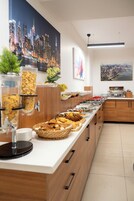 Café da manhã com buffet grátis todos os dias