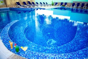 Piscina interior, piscina exterior sazonal, espreguiçadeiras