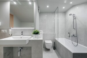 Basic Budget Twin Room | Banheiro | Produtos de toalete grátis, secador de cabelo, toalhas de banho 