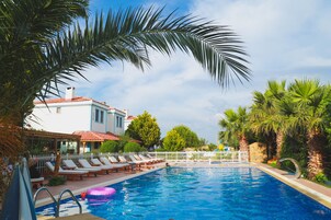 Piscina externa, guarda-sóis, espreguiçadeiras