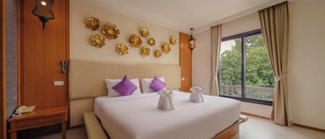Quarto de hotel com uma cama grande, um banco de madeira, um telefone e vista para o verde pela janela.