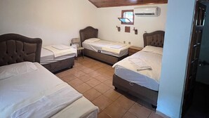Quarto quádruplo standard | Escrivaninha, ferros/tábuas de passar roupa, berços grátis