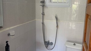Chuveiro, produtos de toalete grátis, secador de cabelo, chinelos