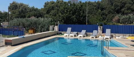 Piscina externa sazonal, guarda-sóis, espreguiçadeiras