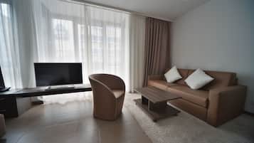 Apartamento Standard, 1 cama queen-size e sofá-cama | Sala de estar | TV de ecrã plano