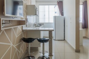 Suíte estúdio conforto | Roupas de cama premium, escrivaninha, cortinas blackout