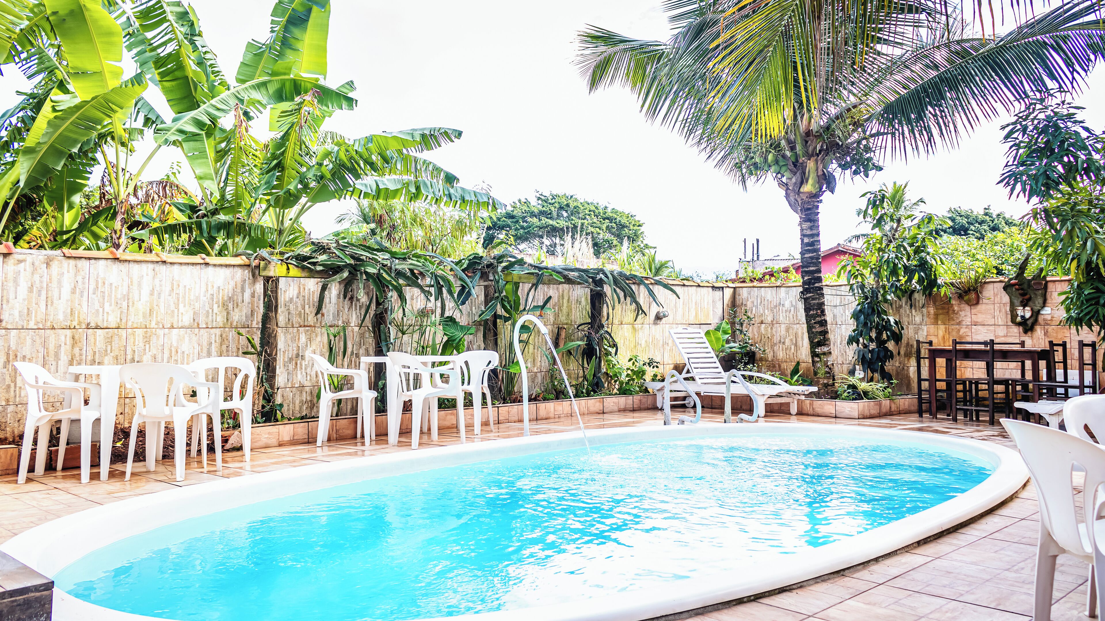 Piscina externa, funciona das 9h às 22h, espreguiçadeiras