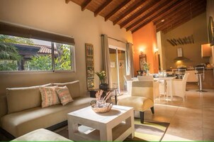 Casa Familiar, 2 quartos, cozinha, junto ao pátio | Sala de estar