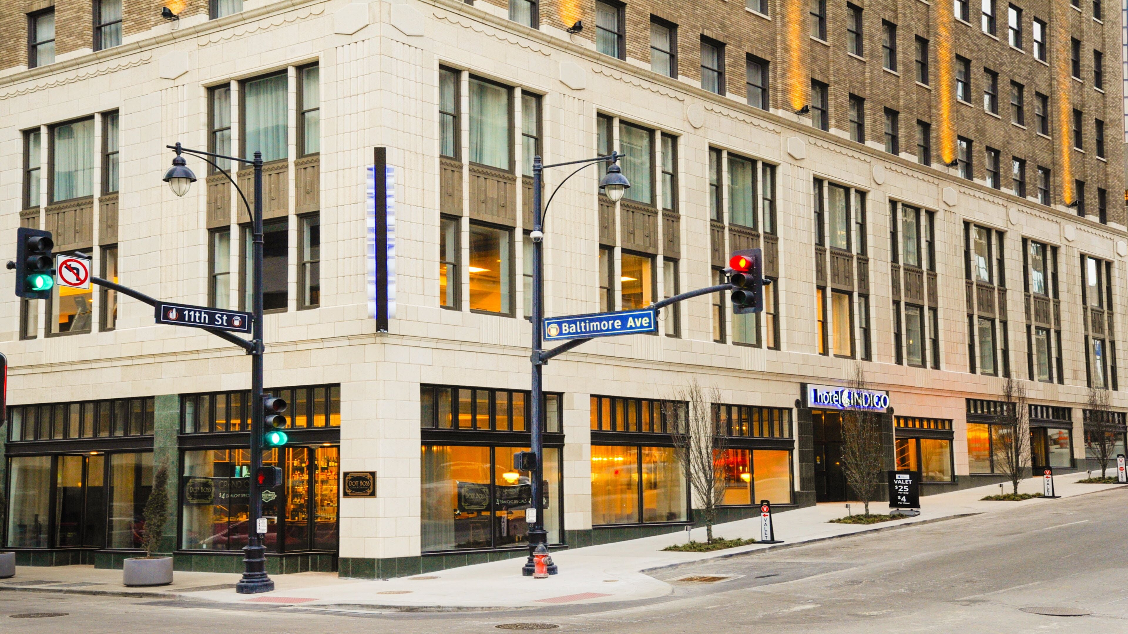 Hotel com localização de esquina nas avenidas 11th e Baltimore.