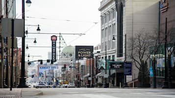 Vista da rua com edifícios, semáforos e uma placa indicando o Teatro da Rua Principal.