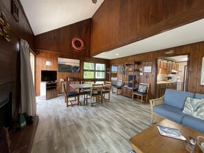 Casa de campo, 3 quartos | Área de estar | TV LCD, lareira, DVD player