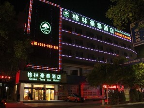 Fachada do alojamento (tarde/noite)