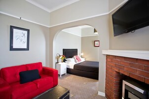 Quarto, 1 cama Queen | Ferros/tábuas de passar roupa, Wi-Fi de cortesia, roupa de cama