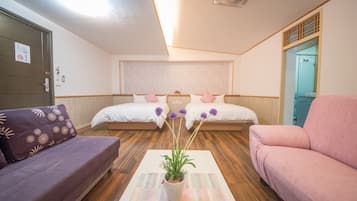 Quarto duplo conforto, 2 camas de casal | 1 quarto, edredons de pluma, frigobar, individualmente decorados