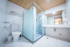 Quarto Twin Design, 2 camas de casal | Duche na casa de banho