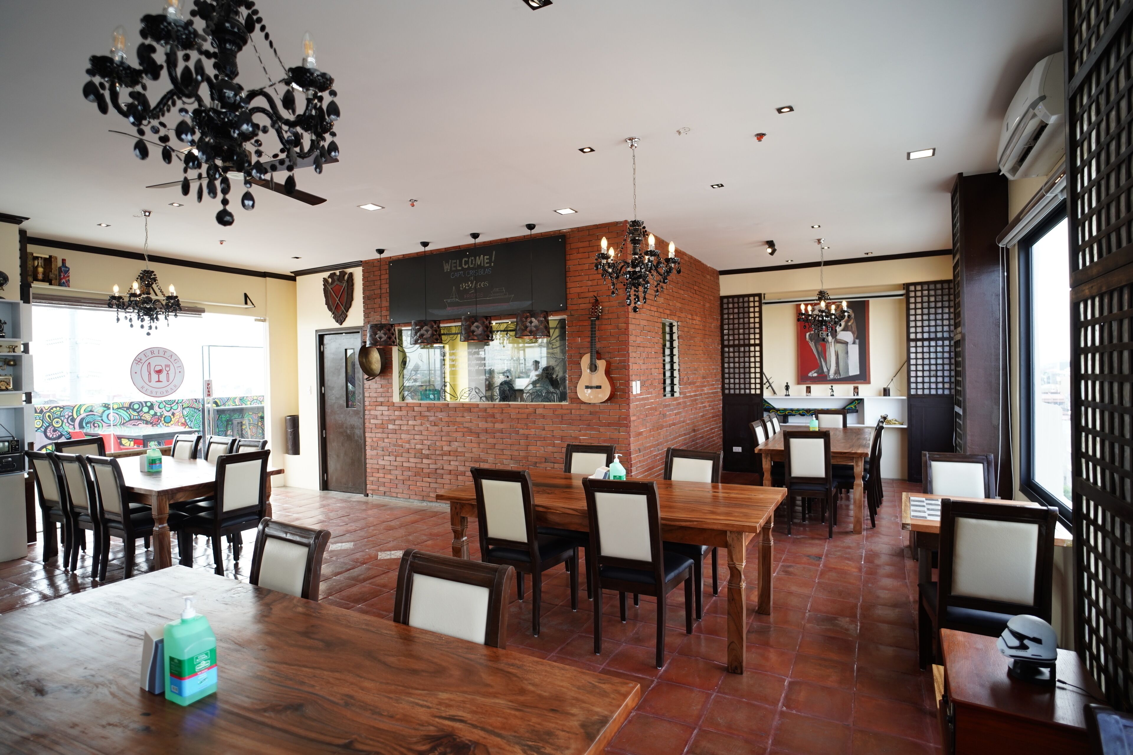 Um restaurante com paredes de tijolo, mesas e cadeiras de madeira.