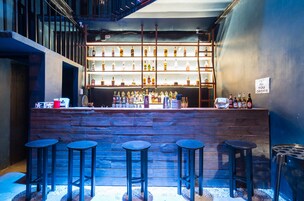 Este bar no terraço do hotel 