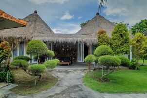 Bangalô família, 2 quartos, quartos conectados, vista para a piscina | Cofres nos quartos, escrivaninha, cortinas blackout, Wi-Fi de cortesia