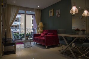 Apartamento Familiar, 1 cama king-size e sofá-cama, vista para o jardim | Sala | TV de ecrã plano