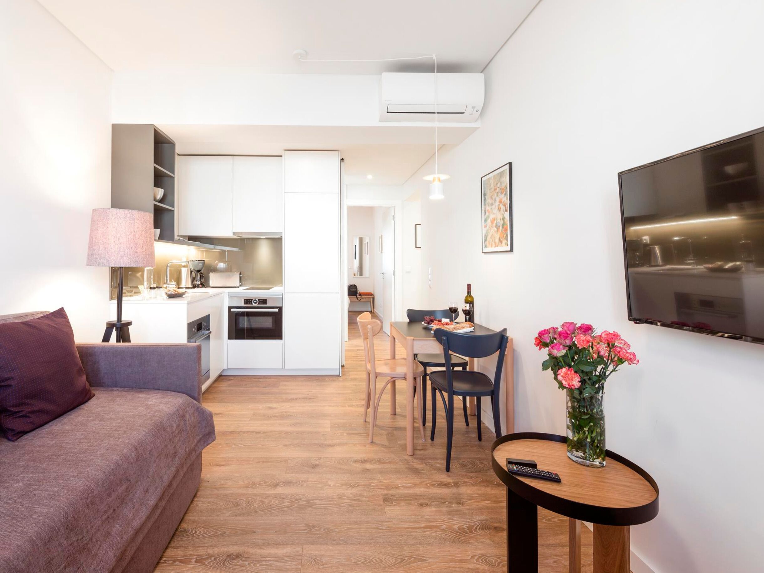 One-Bedroom Apartment | Área de estar | TV de tela plana 43 polegadas com canais a cabo, TV