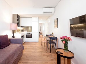 One-Bedroom Apartment | Área de estar | TV de tela plana 43 polegadas com canais a cabo, TV