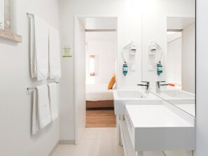 Estúdio | Banheiro | Chuveiro, produtos de toalete biodegradáveis, secador de cabelo 