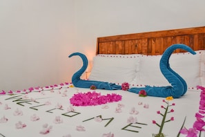 Deluxe Family Room  | Roupas de cama premium, cofres nos quartos, escrivaninha