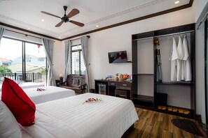 Quarto triplo, sacada, vista para a piscina | Vista do quarto