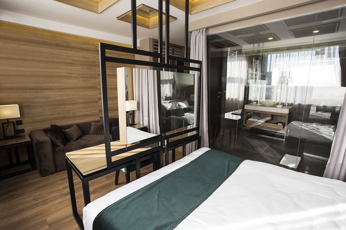 Roupa de alta qualidade, minibar, cofre no quarto