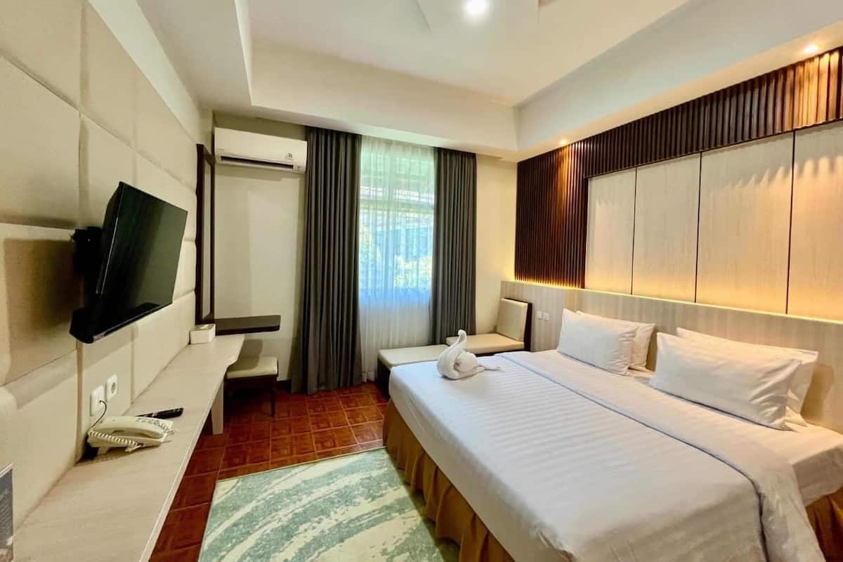 Quarto casal luxo | Escrivaninha, cortinas blackout, Wi-Fi de cortesia