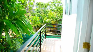 Quarto Duplo Deluxe, 1 cama queen-size, vista para o jardim | Vista da varanda