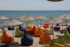 Uma praia privada nas proximidades, espreguiçadeiras 