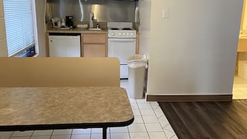 Quarto Deluxe, 1 cama king-size, cozinha, vista para a praia (GULF FRONT KITCHEN WITH 1 KING) | Cozinha privada | Minifrigorífico, um micro-ondas, uma cafeteira/bule, uma torradeira
