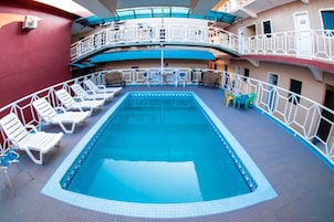Piscina externa, espreguiçadeiras